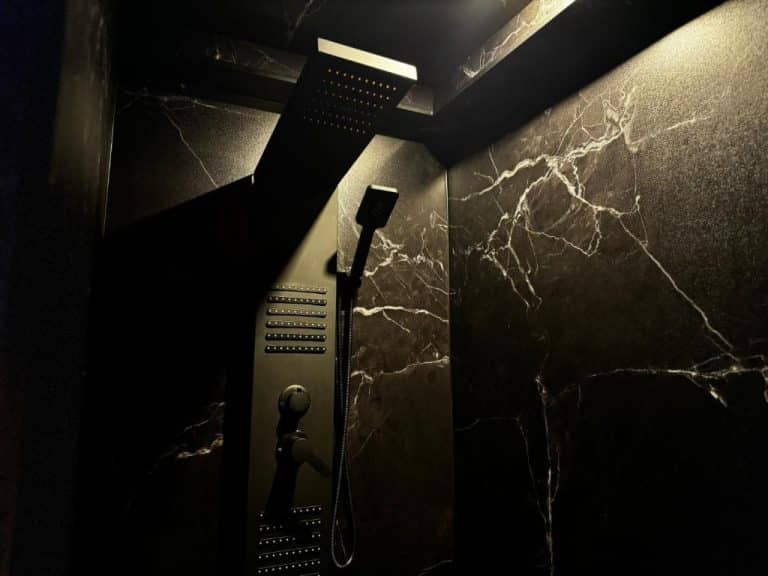 Wanderkleidung - Wandpaneele in SPC Marmorlook - Black Trevore Matt ...